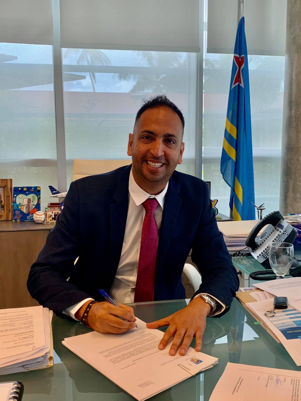 Minister Dangui Oduber: Trabounan mester sigui apesar di Covid-19 - EA ...