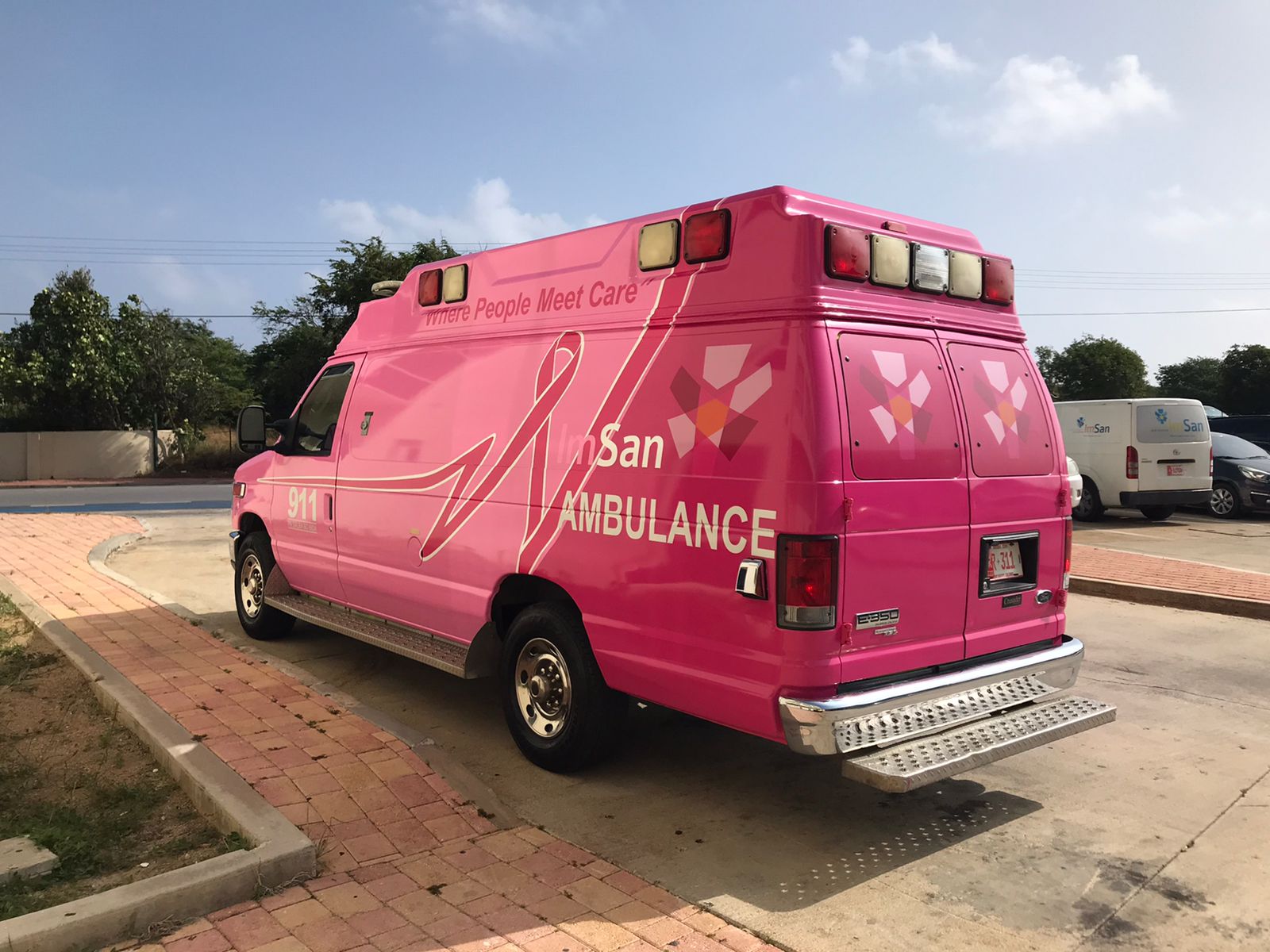 Ambulance pink pa hiba e mensahe di conscientisacion IMSAN care - EA ...