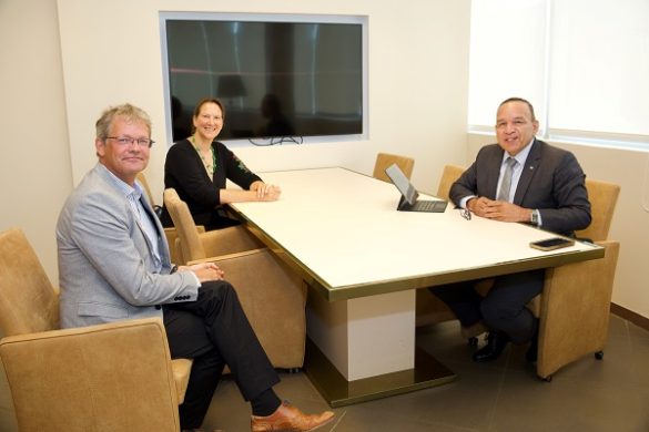 Minister Endy Croes a ricibi 2 buki di rector di Universidad di Aruba ...