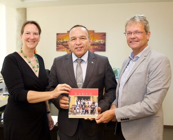 Minister Endy Croes a ricibi 2 buki di rector di Universidad di Aruba ...