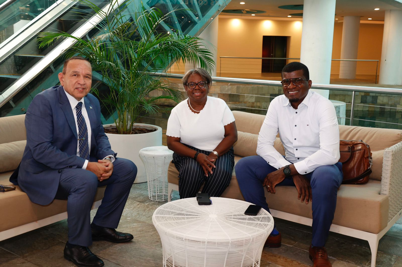 Minister Endy Croes a reuni cu Stichting Miss IQ di Hulanda - EA News Aruba