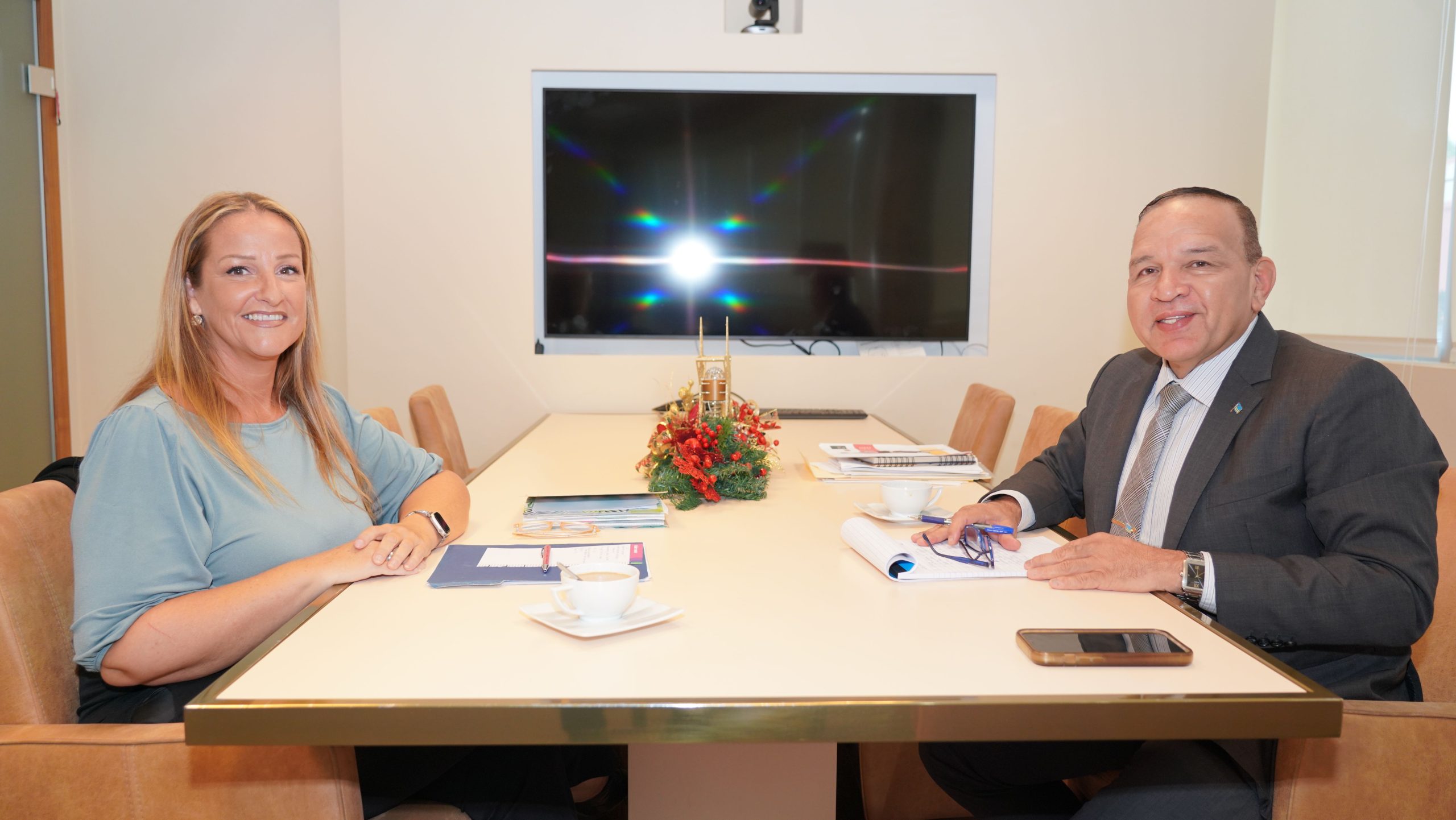 Minister Endy Croes a reuni cu sra. Juliette Van Romondt di Leerorkest ...