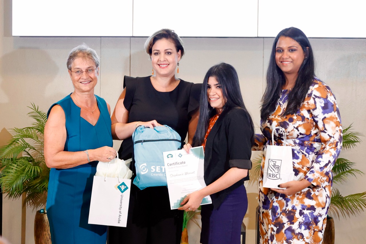 Student award” di universidad di Aruba cu Premio pa diferente Studiante ...