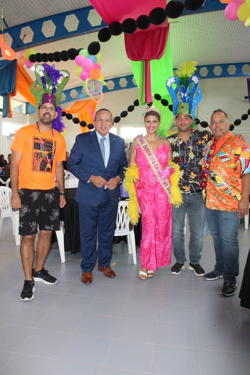 Minister Endy Croes a corona Sra Caranaval EPB Oranjestad y alavez a ...