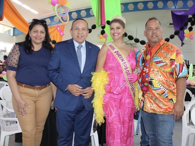 Minister Endy Croes a corona Sra Caranaval EPB Oranjestad y alavez a ...