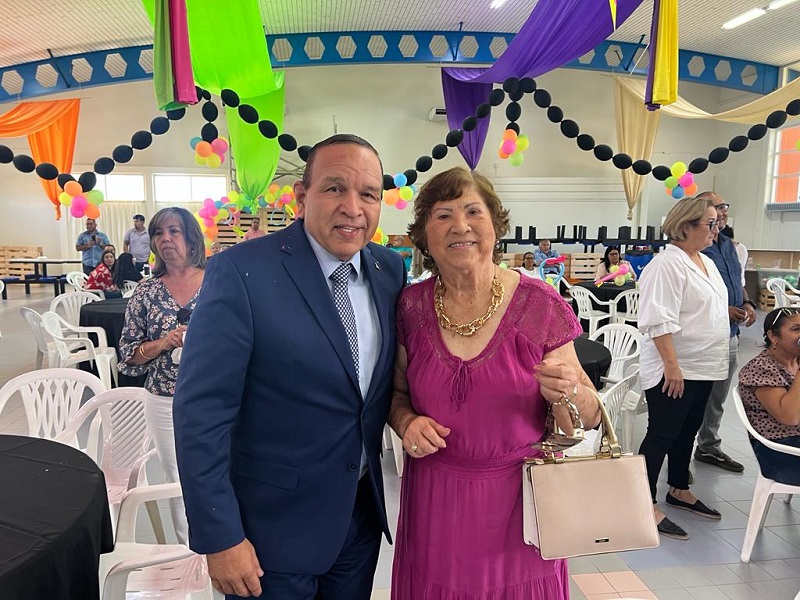 Minister Endy Croes a corona Sra Caranaval EPB Oranjestad y alavez a ...