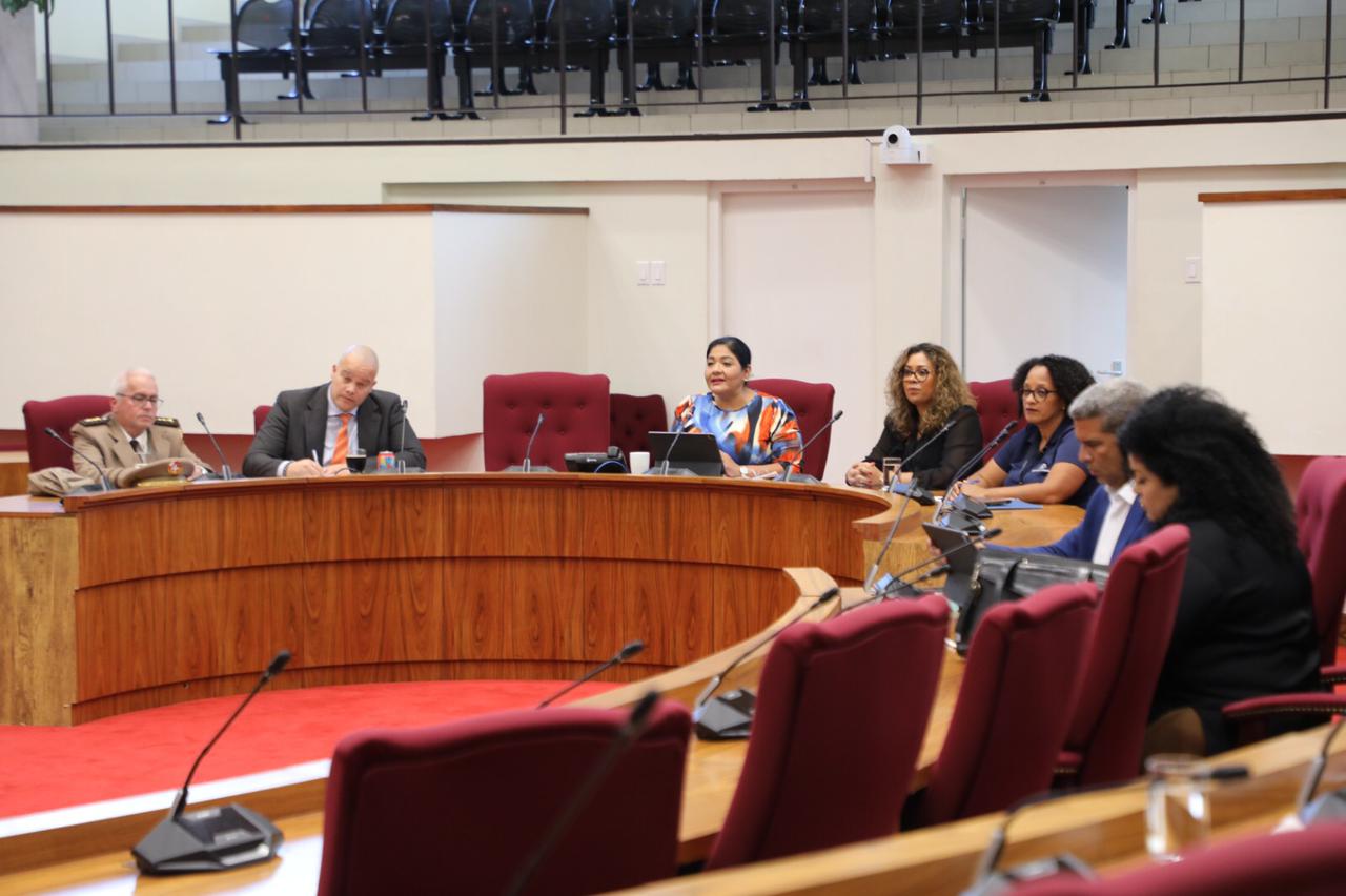 Minister Maduro a brinda informacion riba BBO na frontera na Comision ...