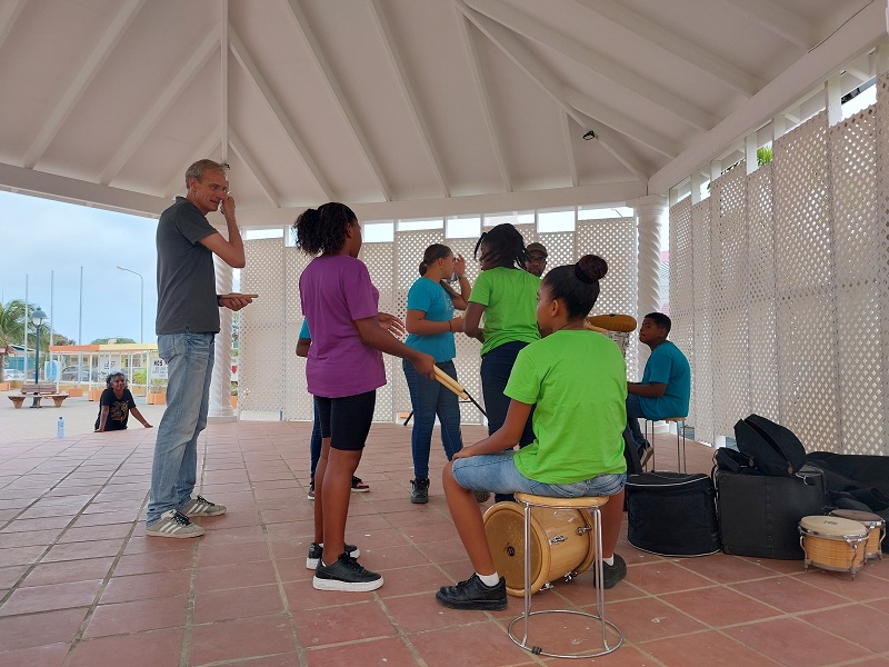 Siman di müzik pa mucha yen di ambiente - EA News Aruba