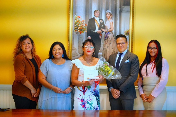 Minister Maduro ta felicita sra. Fabia Wernet cu su 35 aniversario como ...