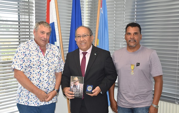 Duanero Davelaar a bishita Minister Thijsen - EA News Aruba