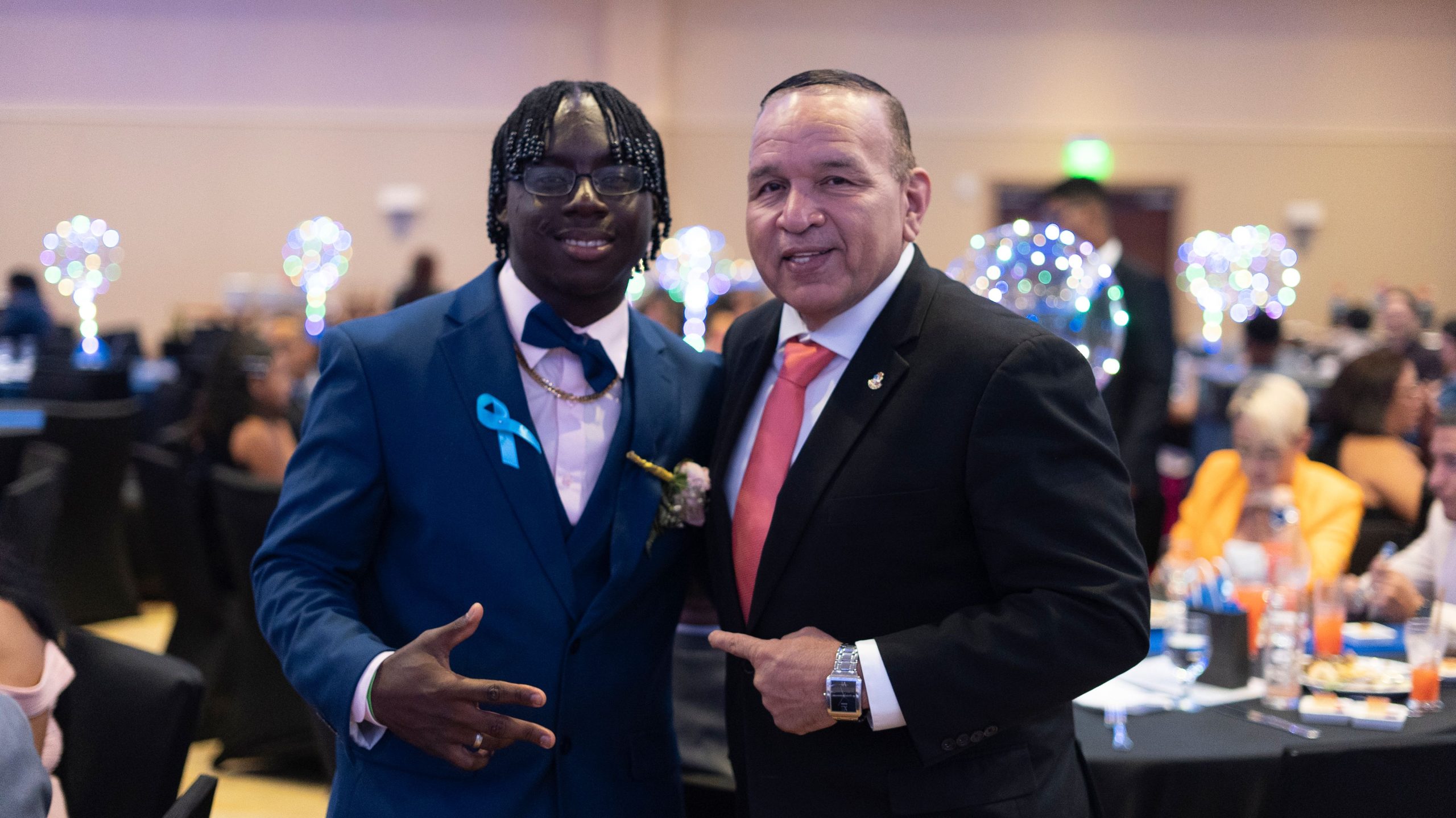 Minister Endy Croes ta felicita e 66 graduadonan di Colegio Nigel ...