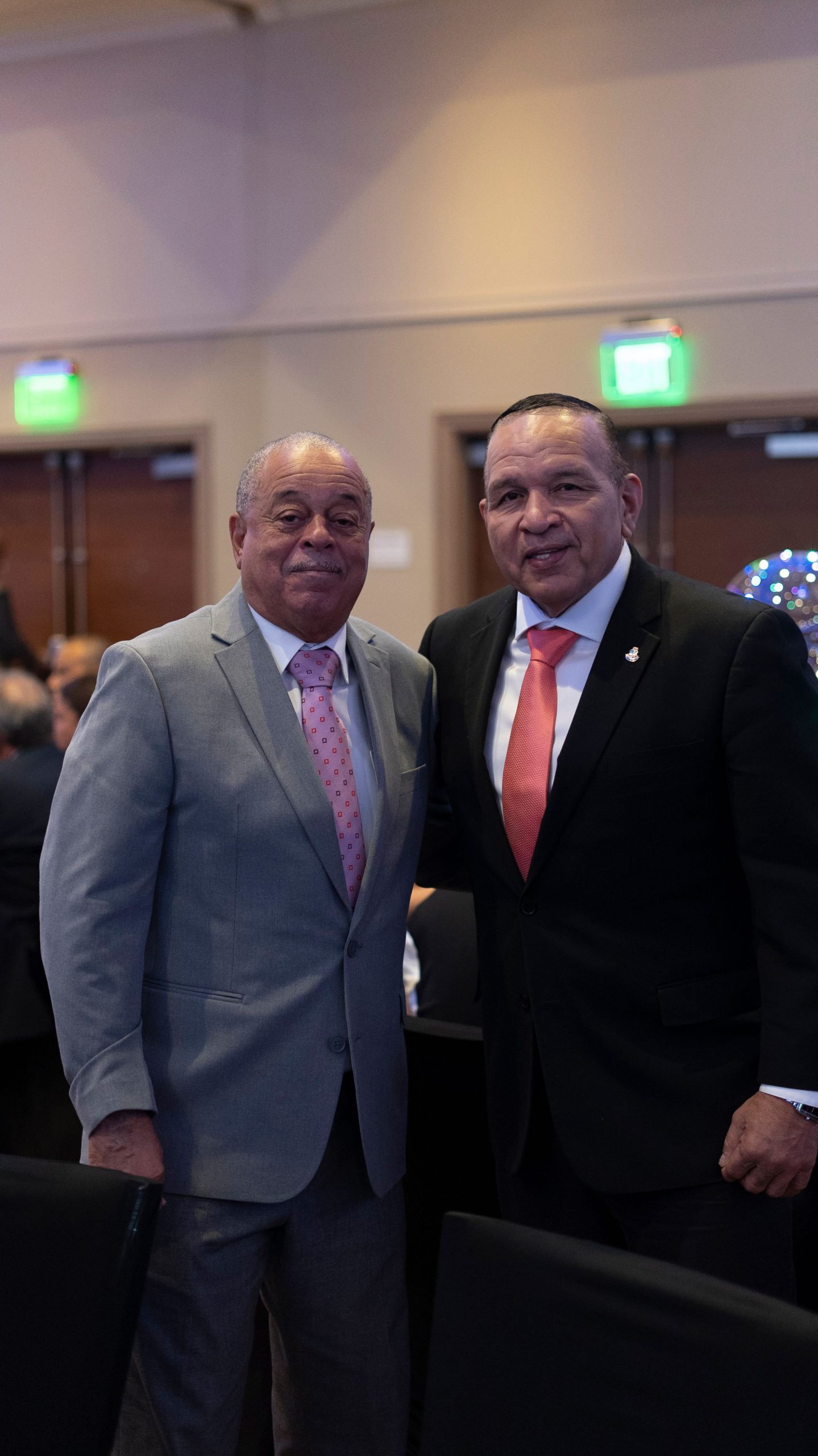 Minister Endy Croes ta felicita e 66 graduadonan di Colegio Nigel ...