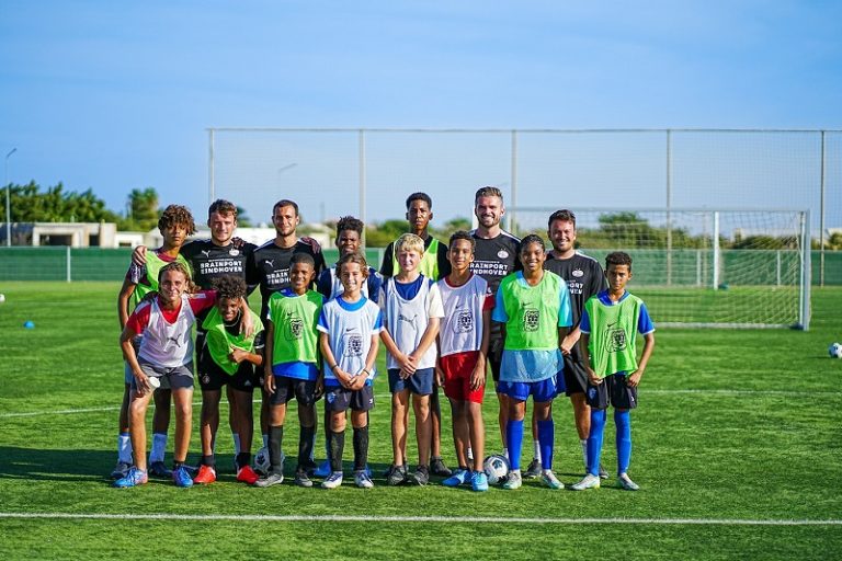 Sertifikado di klup di futbòl PSV pa mas òf ménos 250 mucha - EA News Aruba