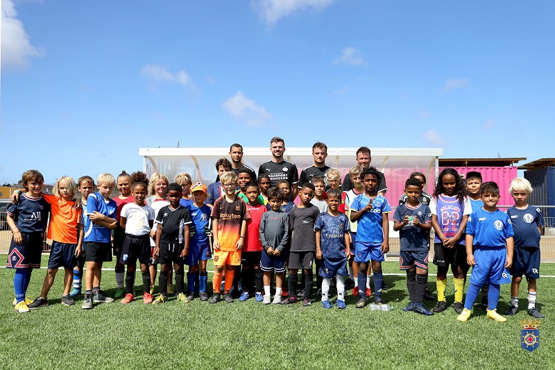 Certificaat van voetbalclub PSV voor zo’n 250 kinderen - EA News Aruba