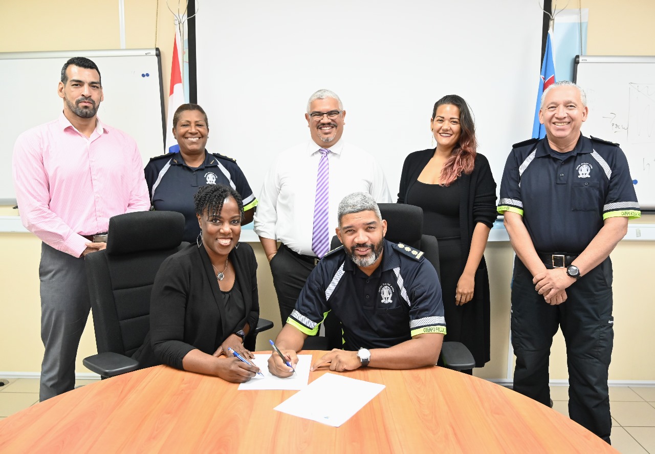 Signing of agreements between the Aruba Police Force and the foundation ...
