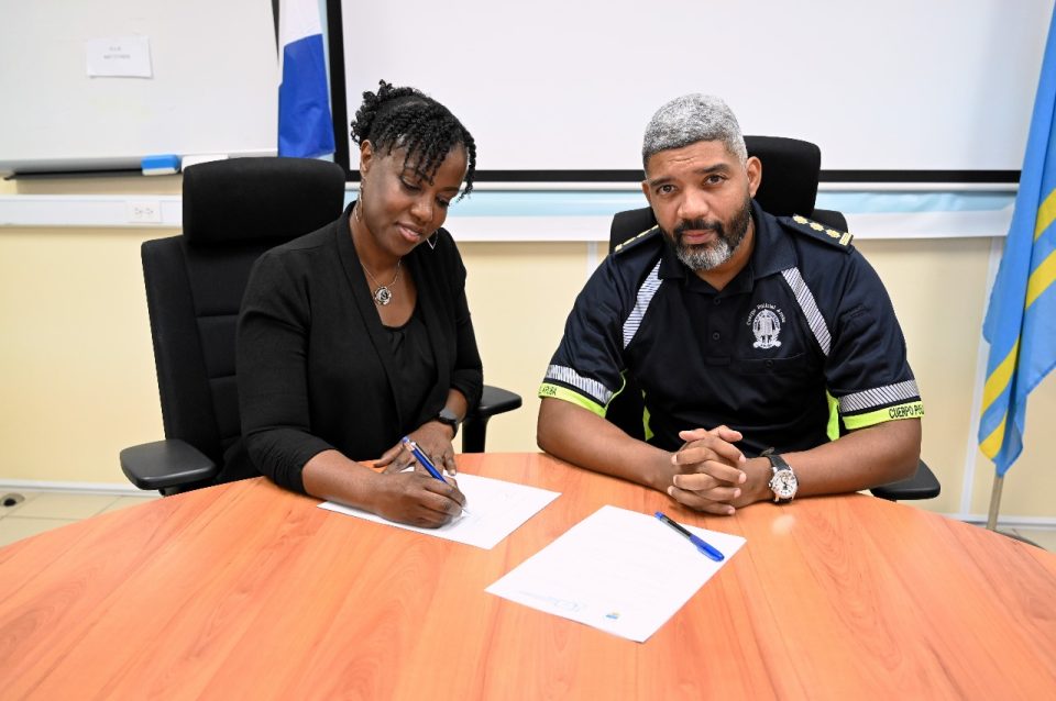 Signing of agreements between the Aruba Police Force and the foundation ...