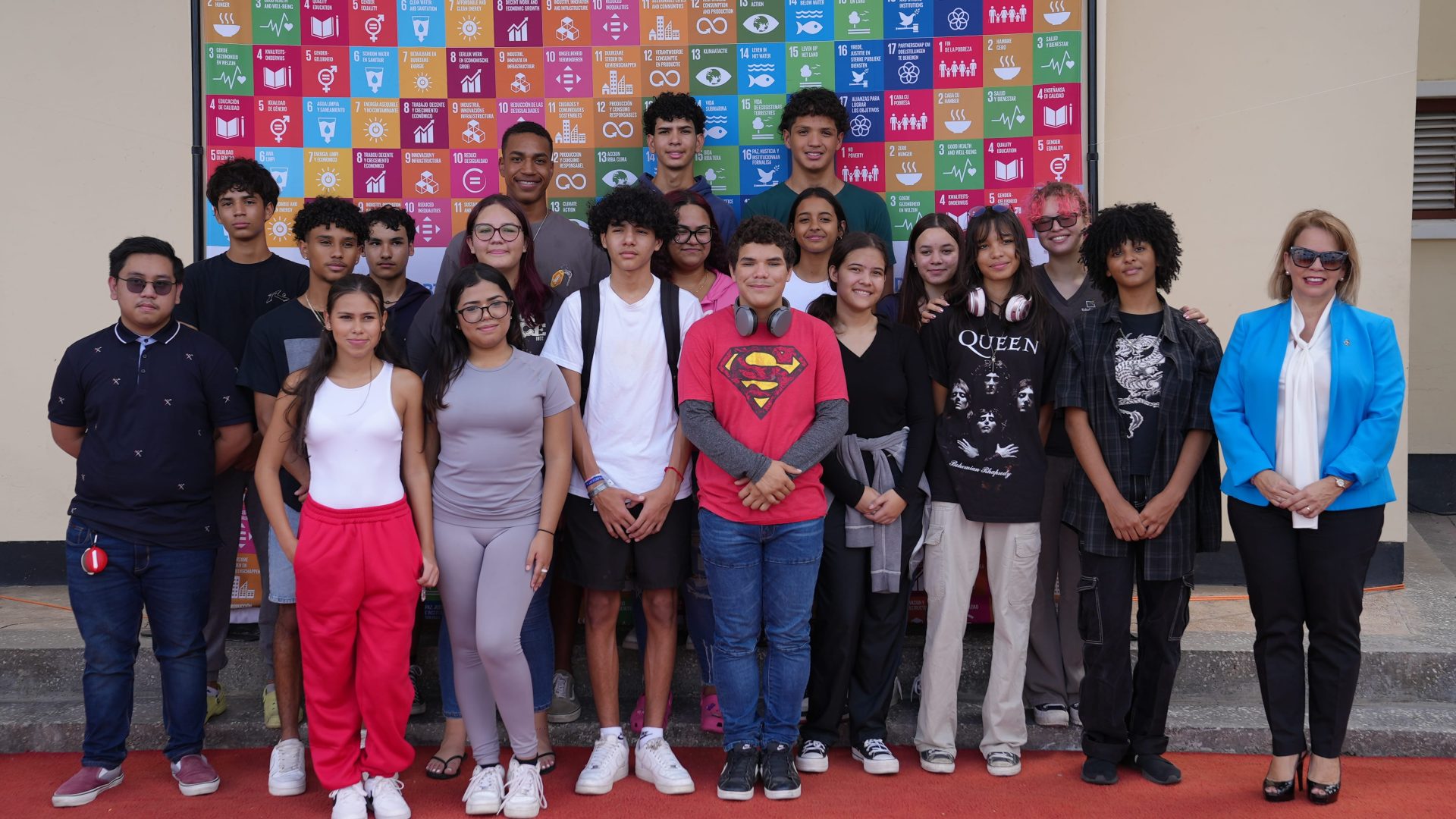 The Government raises the flag of the "Sustainable Development Goals ...