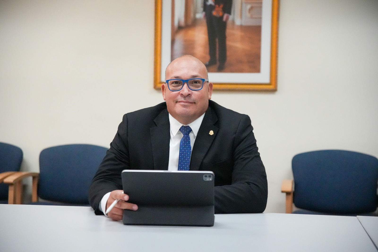 Parliamentarian Edgard Vrolijk (MEP): Mr. Junior Croes is the new host ...