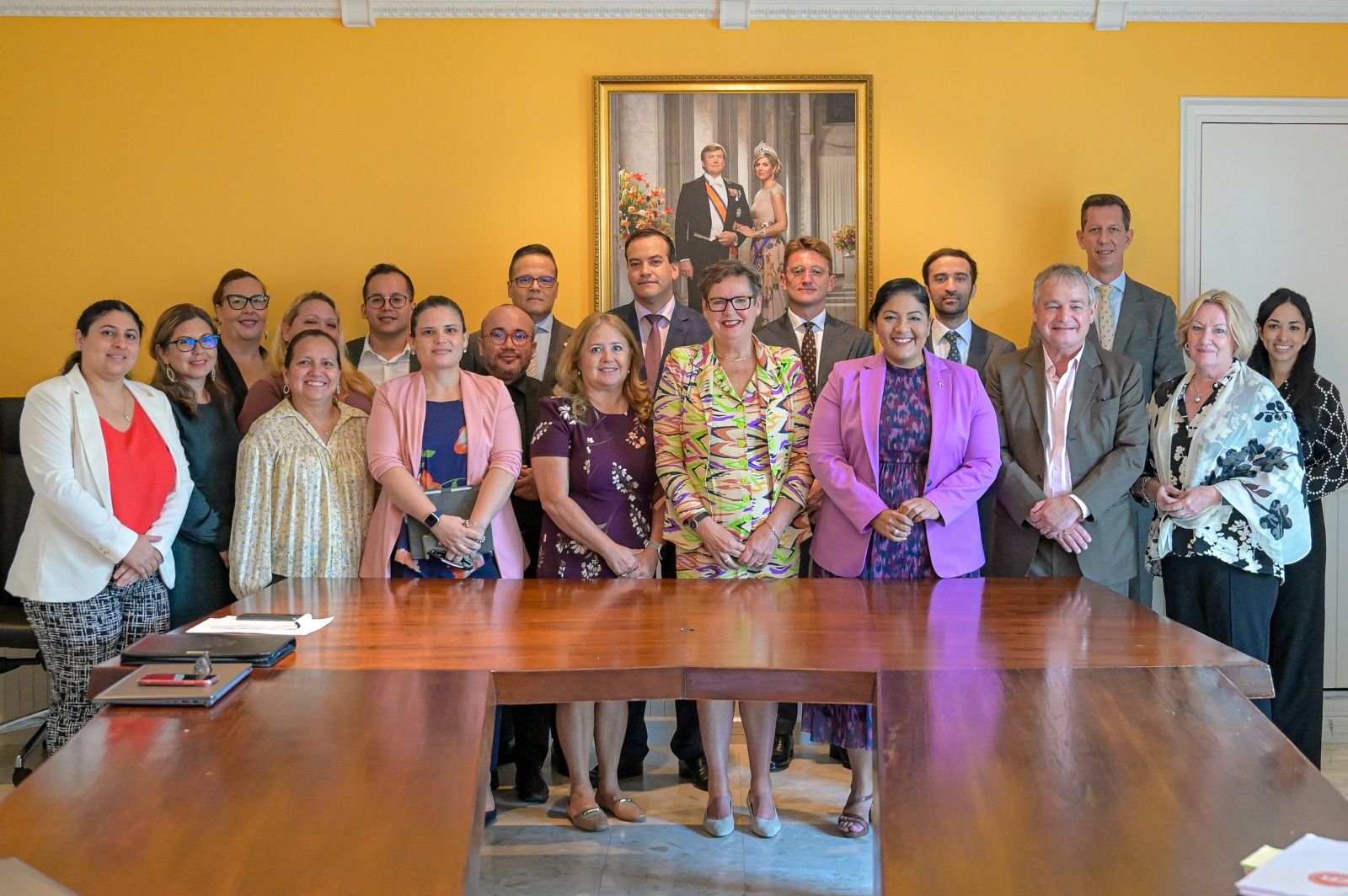 Finance Minister Maduro met with CAFT - EA News Aruba