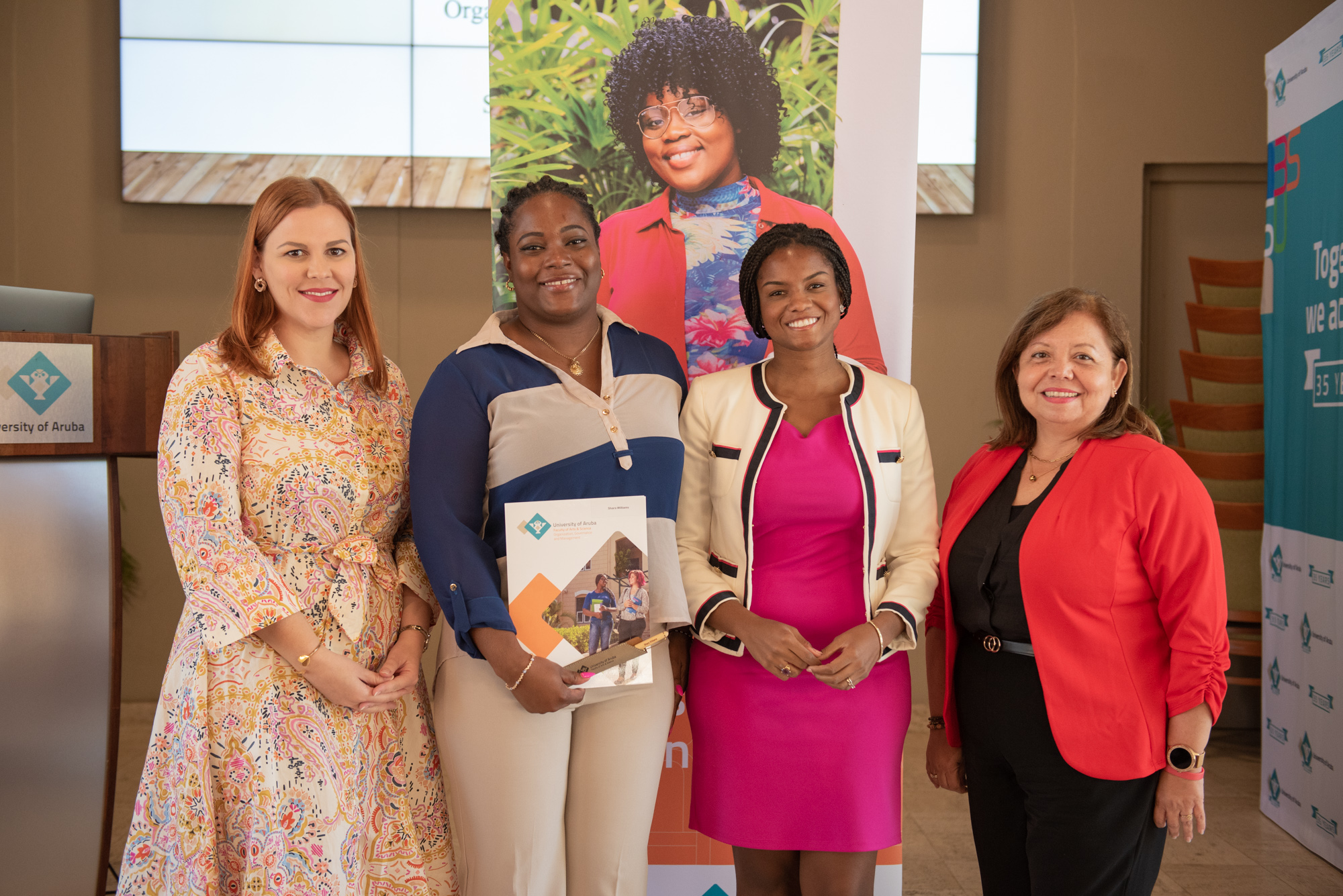 Shara Williams a gradua como Bachelor den Organization, Governance and ...