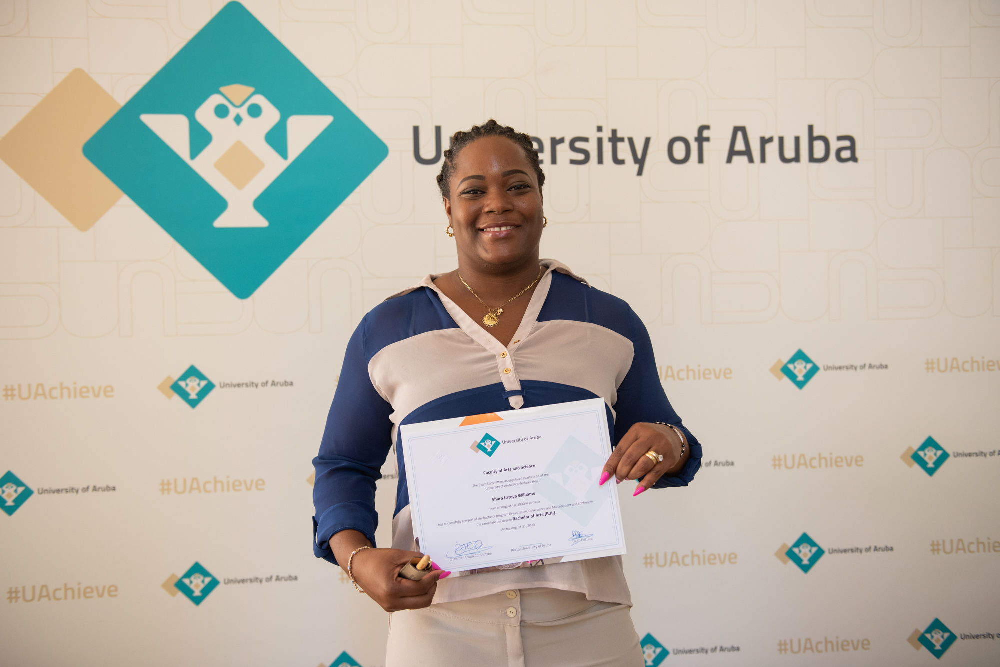 Shara Williams a gradua como Bachelor den Organization, Governance and ...