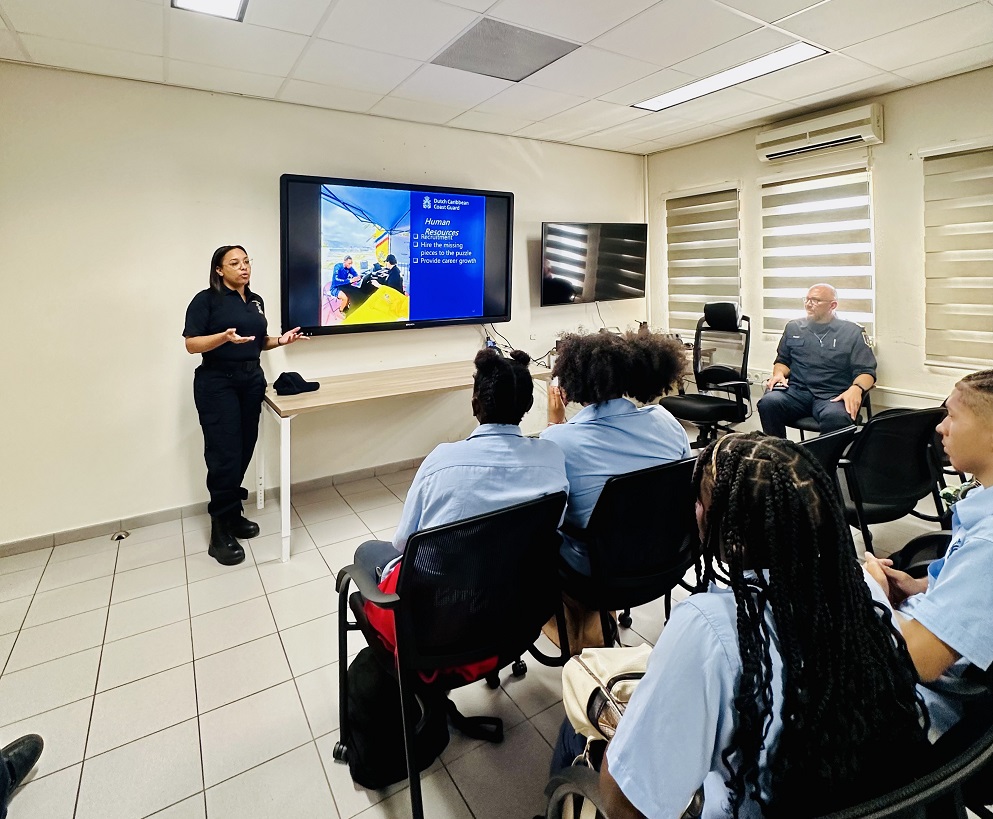 Milton Peters College visits the Coast Guard - EA News Aruba