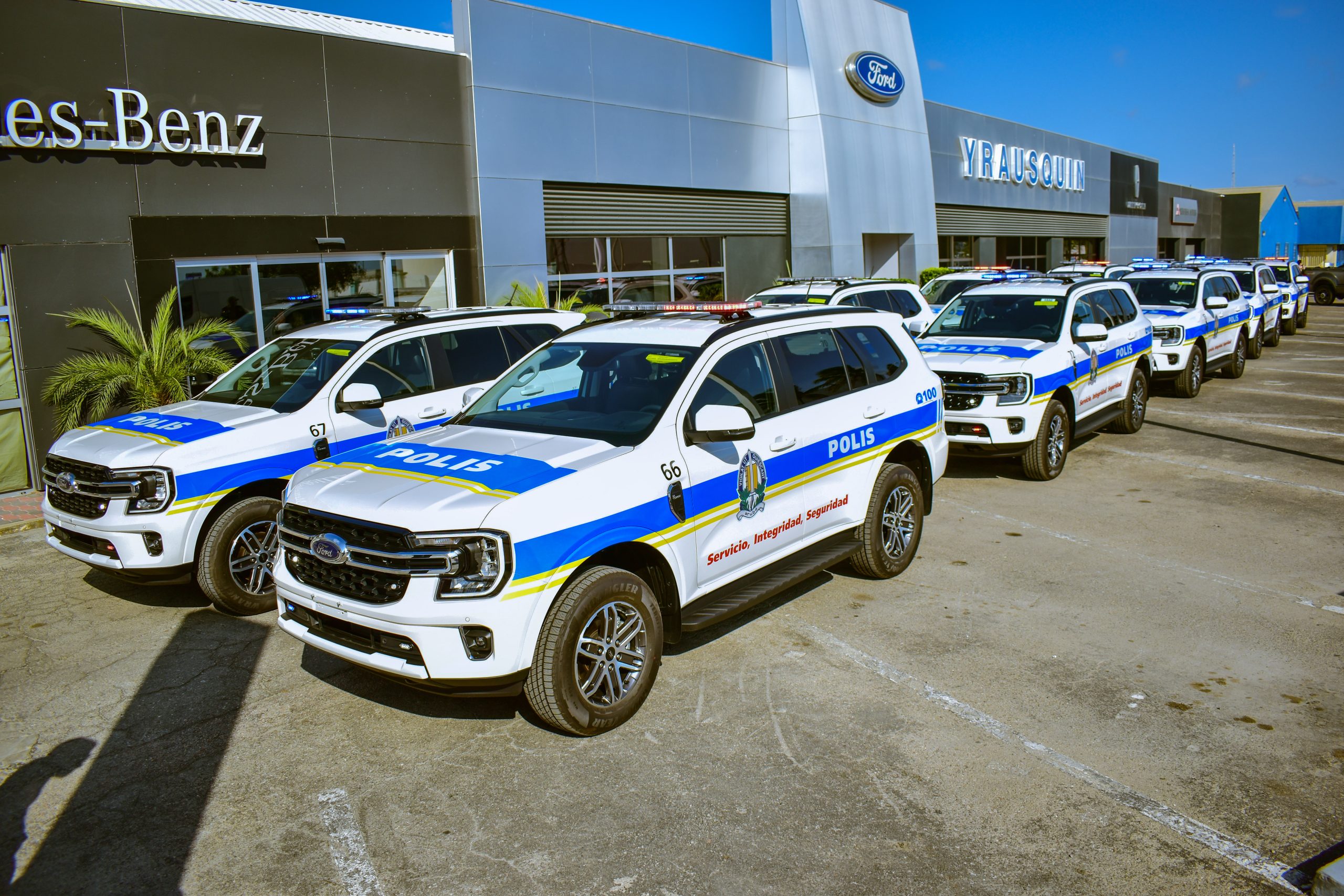 Cu zwaailicht blauw y cora: Patruya policial Ford Everest y Ranger ta ...
