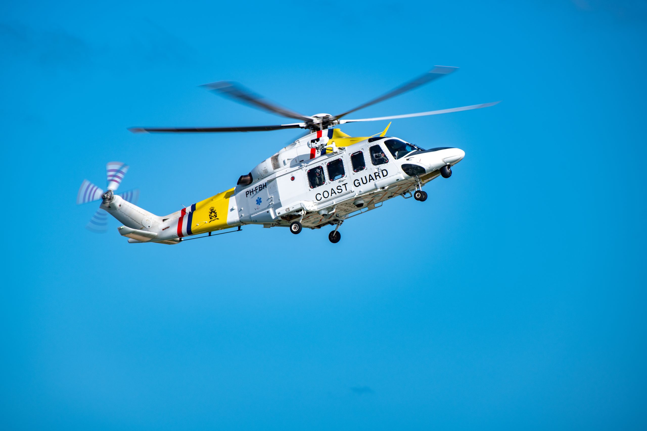 Coast Guard helicopter evacuating person from cruise ship - EA News Aruba