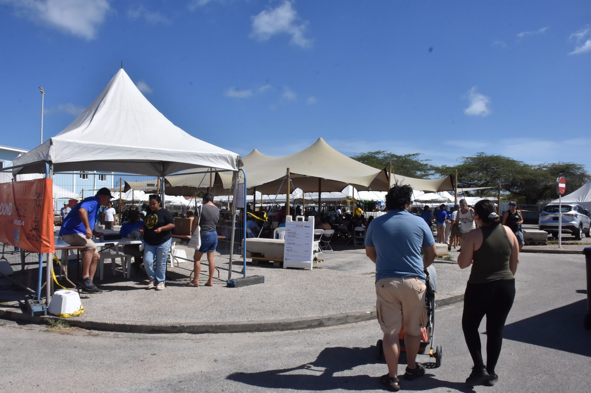 Supermarket na fiesta Rotaria ta prome cu a completamente bashi - EA ...