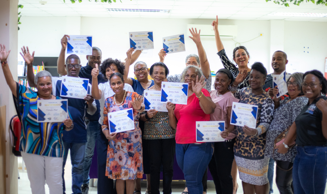 Gratis computerlessen ‘Klek i Taip’ bij openbare bibliotheek Bonaire ...