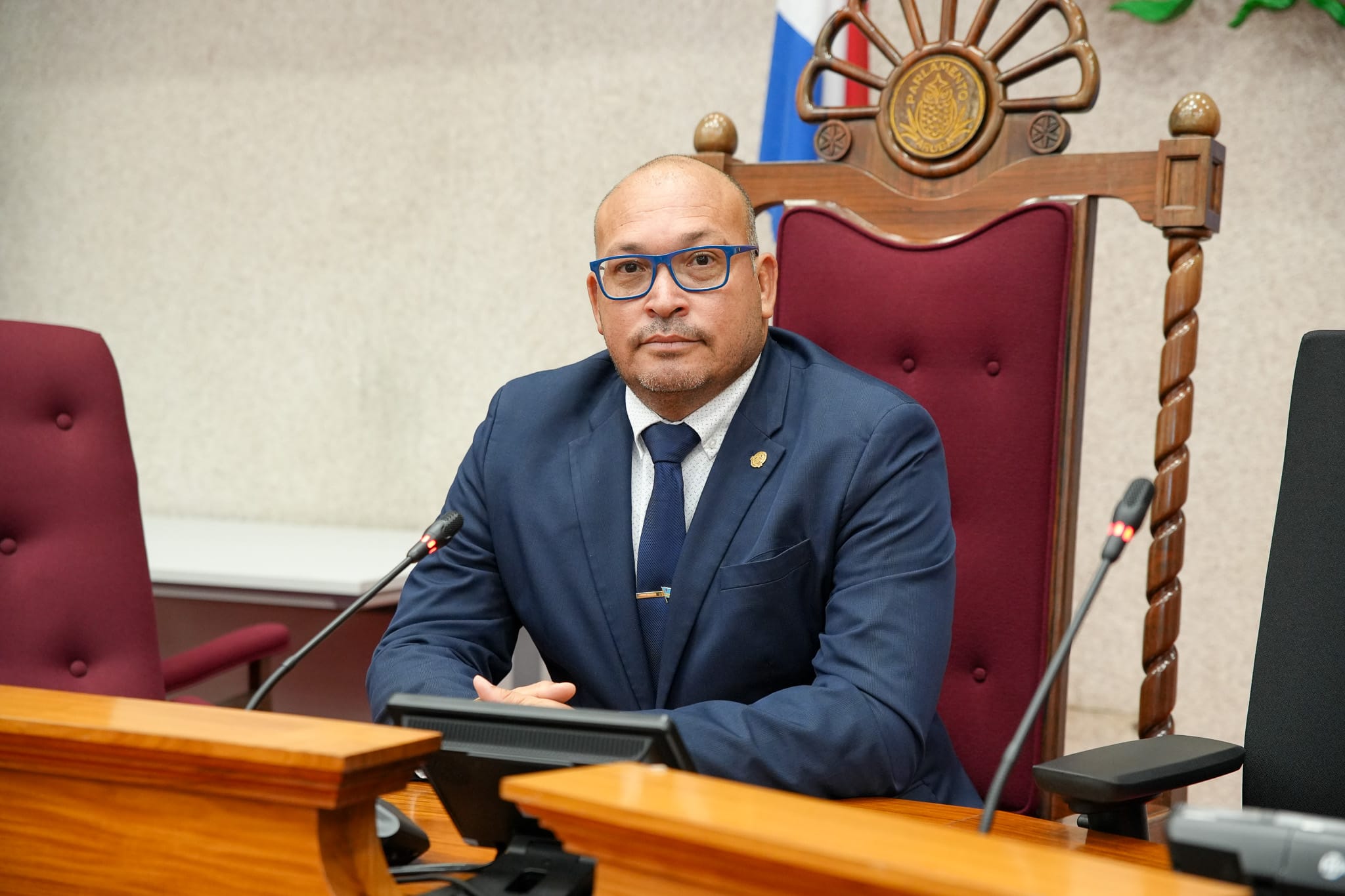Presidente di parlamento Edgar Vrolijk: Cada parlamentario mester vota ...