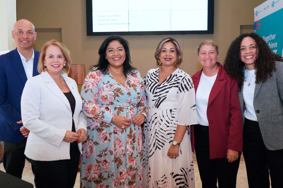 Prome minister ta felicita Luenne Gomez-Pieters kende a caba su estudio ...