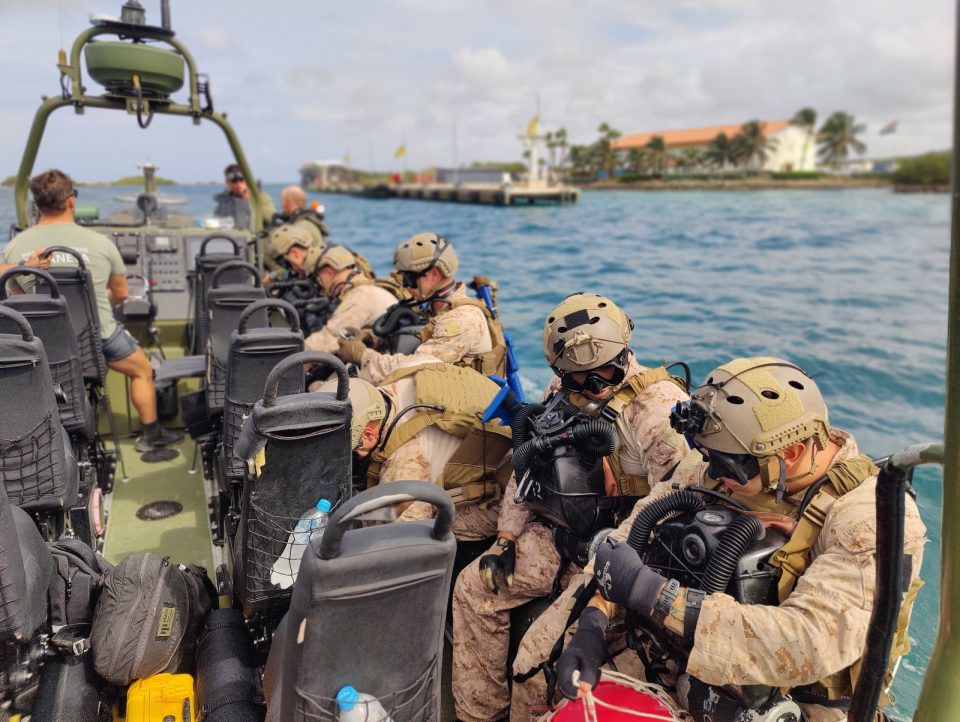 Dutch and American Marines train diving skills together on Aruba - EA ...