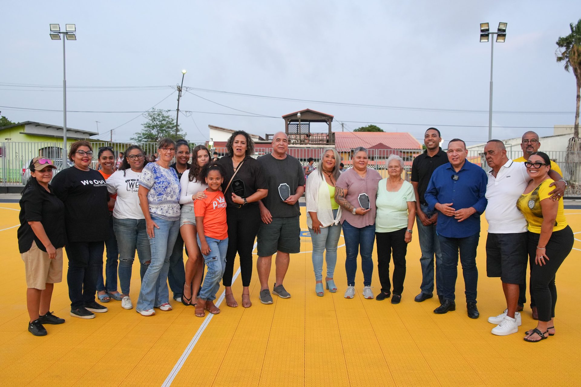 Despues di 32 aña a inaugura e cancha di basketball di centro di bario ...