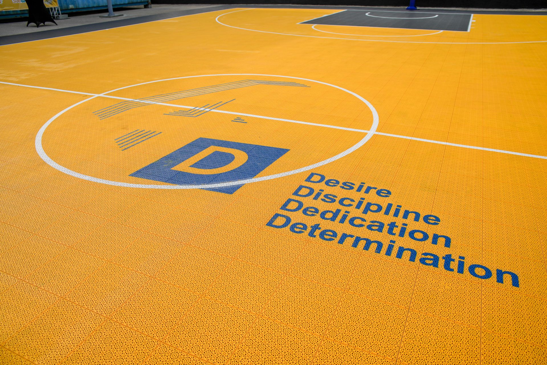 Despues di 32 aña a inaugura e cancha di basketball di centro di bario ...