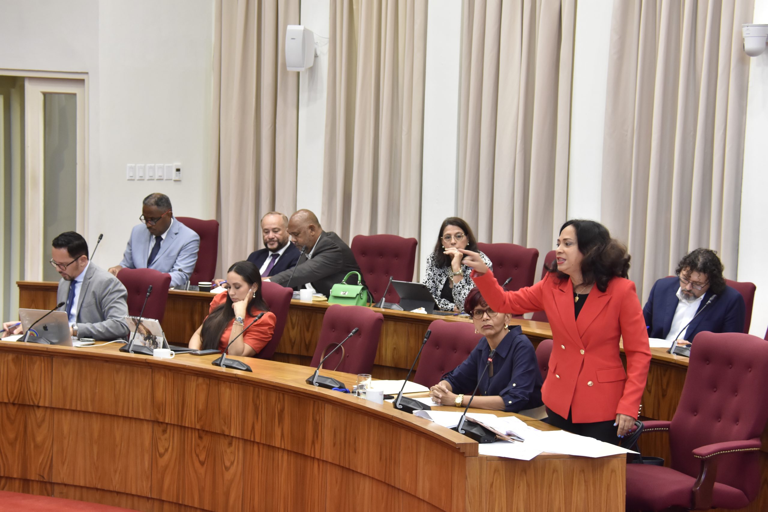 Gerlien Groes y Marisol Tromp 4 aña sinta den parlamento a haci net net ...