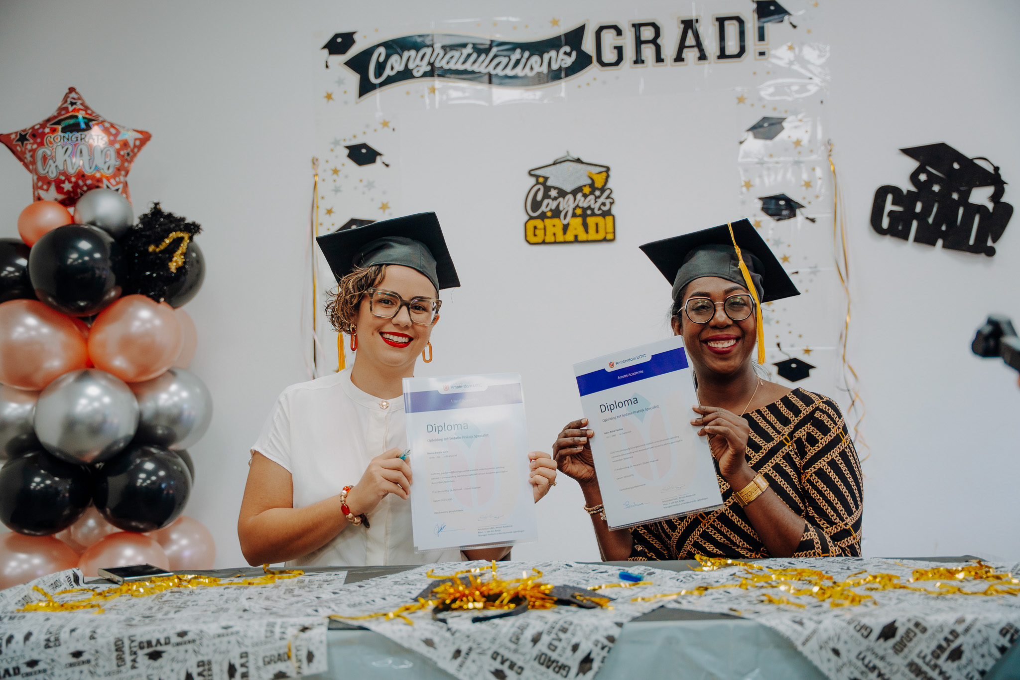 Indra Poulina y Denise Laclé ta gradua como sedacionista - EA News Aruba
