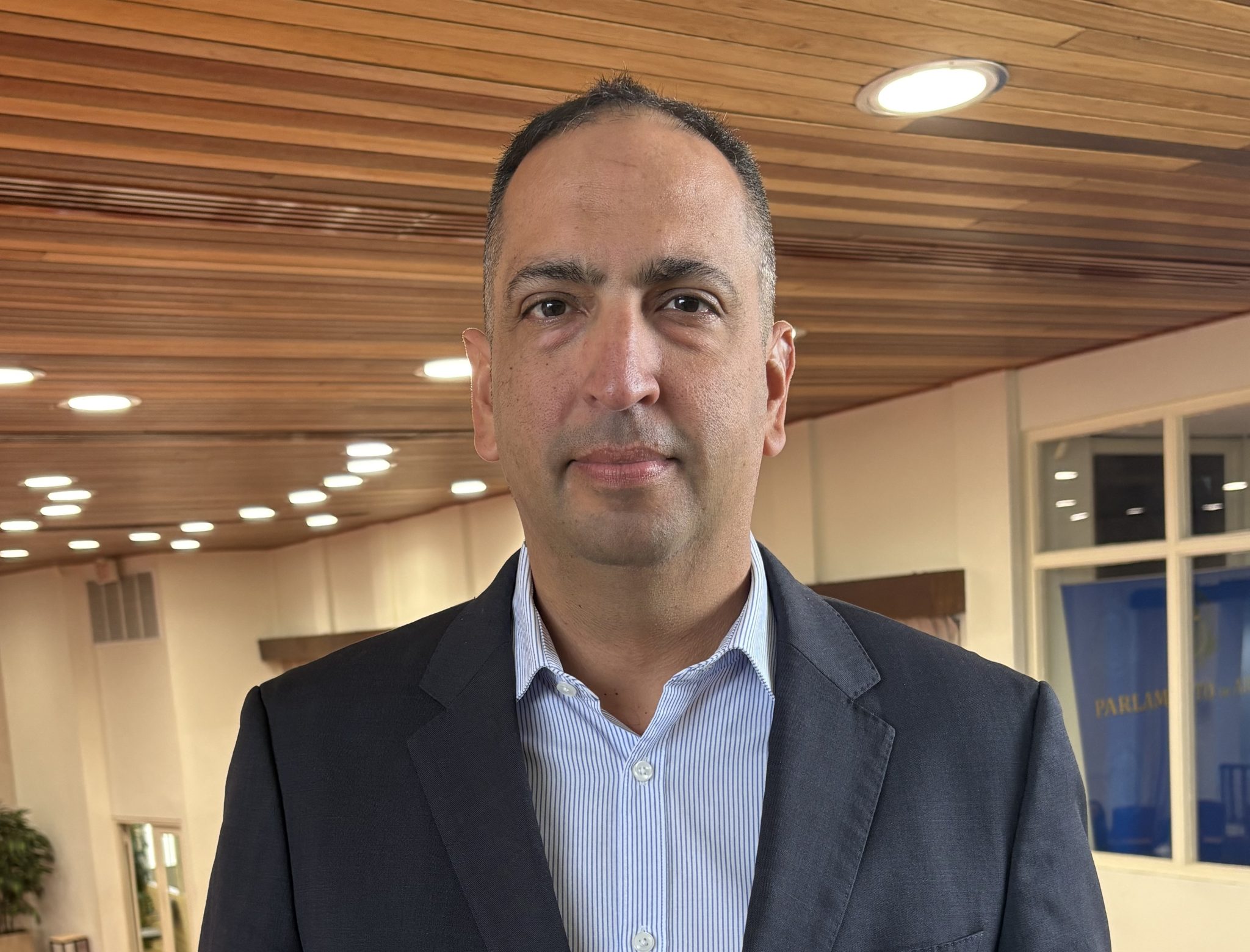 Parlamentario Dangui Oduber (MEP): Awor cu AZV tin surplus ta na su ...