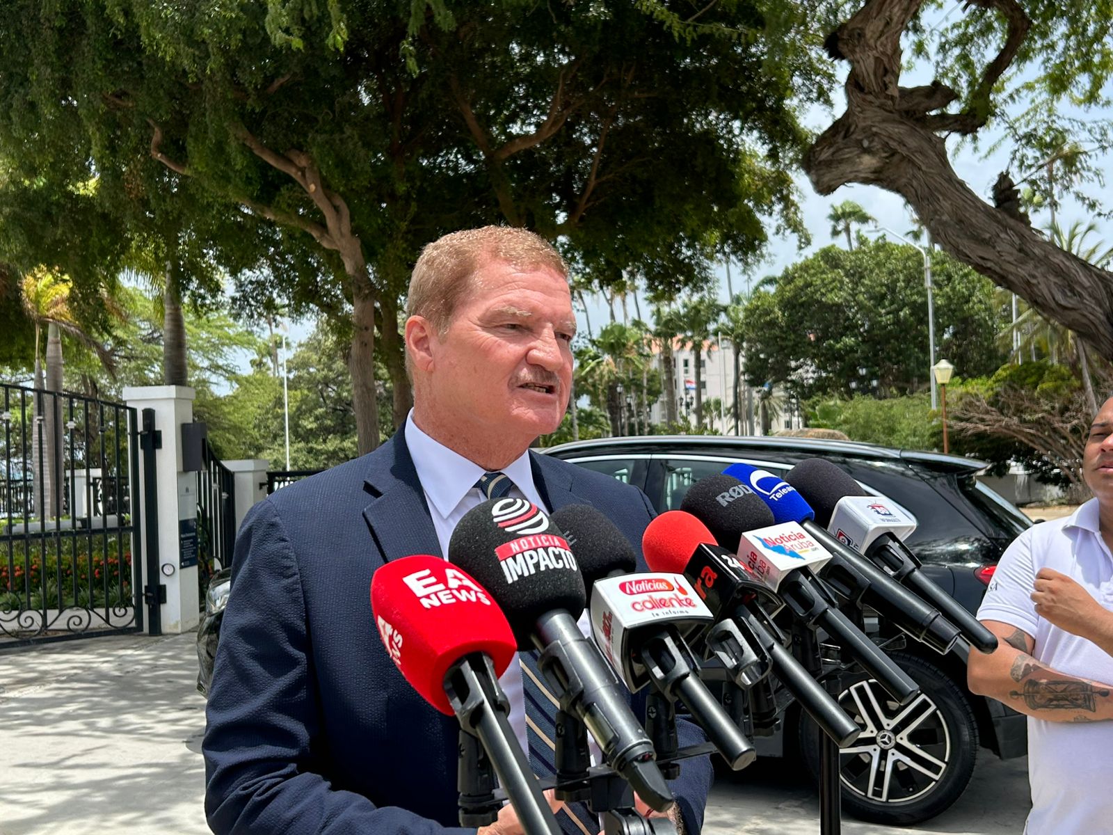 Mike Eman ta diacuerdo cu oposicion: E bala ta den su scochi como ...