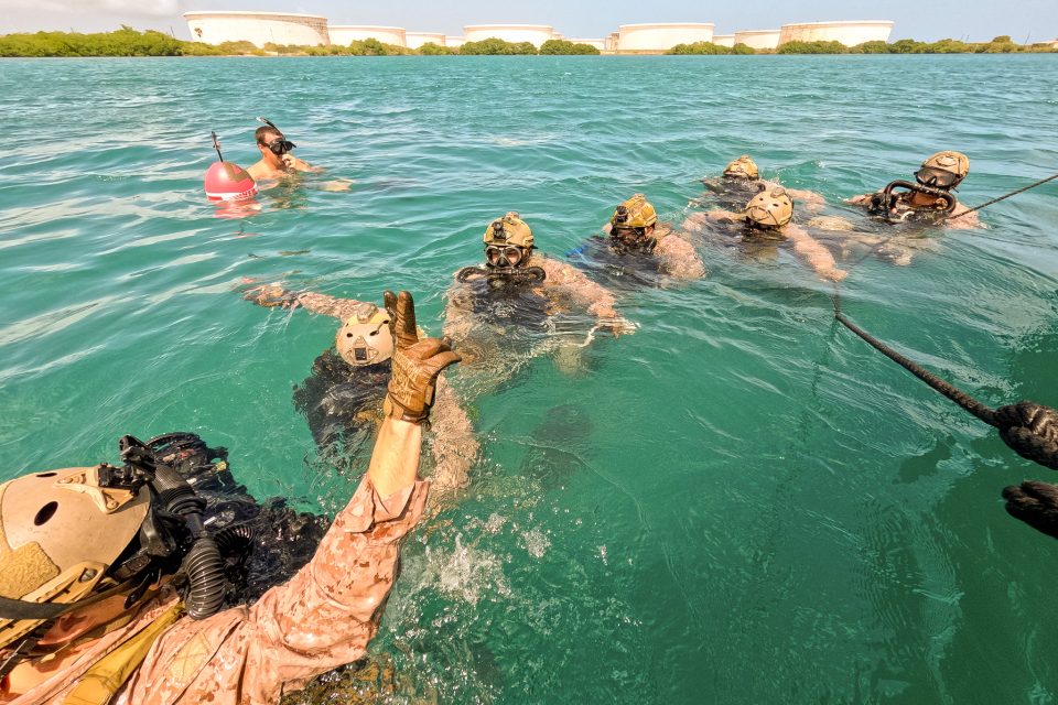 Dutch and US Marines train together in Aruba during exercise Caribbean ...