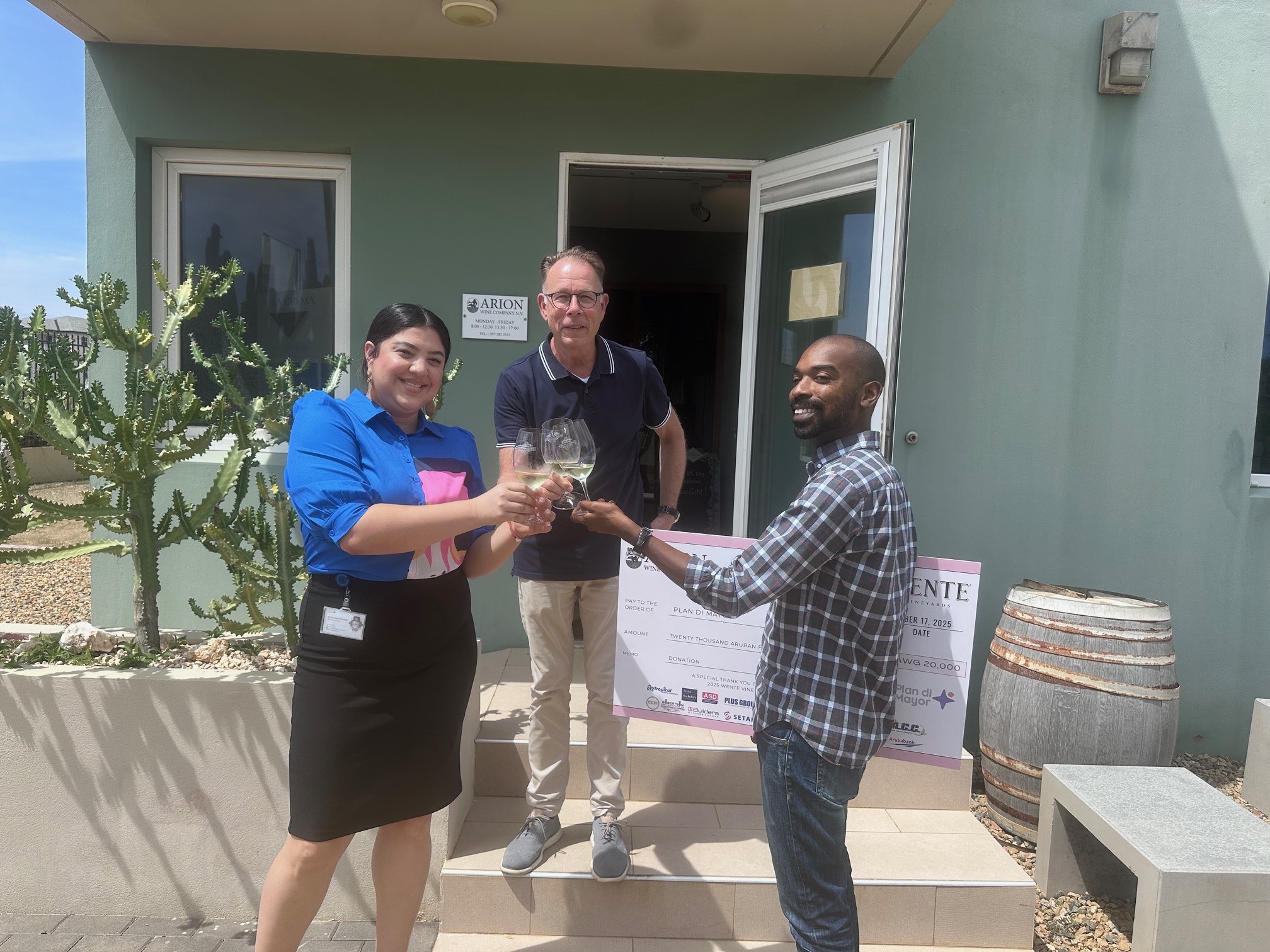 Plan di Mayor Receives a donation from Arion Wine Company - EA News Aruba